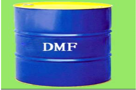 화면에서 DMF(화학물질)을 작업자가 옮기고 있다. DMF 사용 작업장 MSDS 비치, 게 | 모두CBT